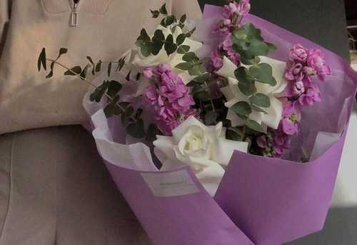 Букет белых французских роз с матиолой