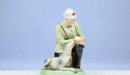 Скульптура "Красноармеец-связист с собакой"
