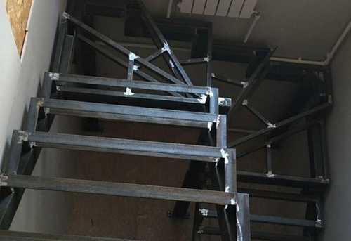 Сварной каркас лестницы под обшивку в коттедж