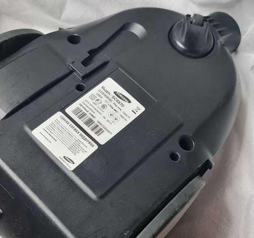 Деталь корпуса с колесами пылесоса Samsung SC6570