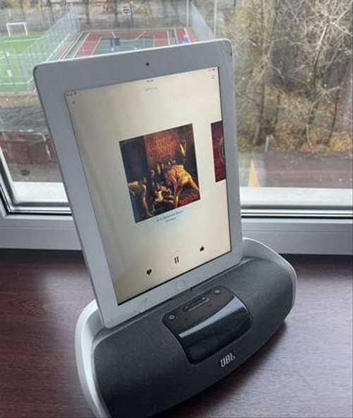 iPad 3 и колонка JBL