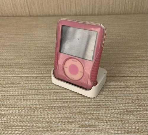 Плеер iPod nano в чехле с докстанцией