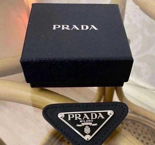 Брошь значок Prada