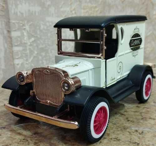 Модель автомобиля Classic Car 1:32 белый