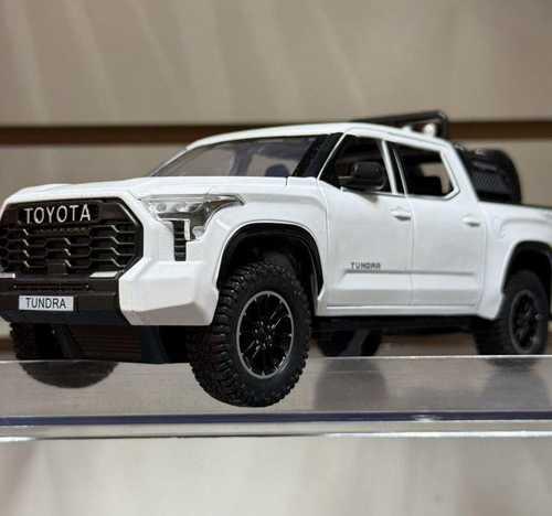 Модель автомобиля Toyota Tundra металл