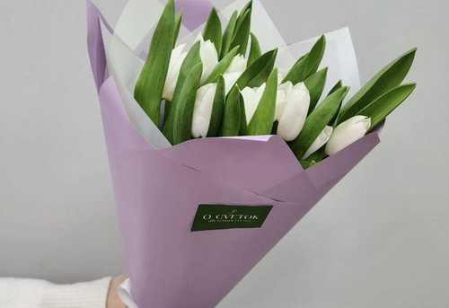 Фиолетовый букет из 15 белых тюльпанов