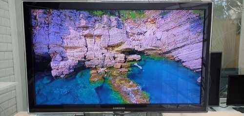 Яркий телевизор Samsung 32" (81см.) Smart TV, 3D
