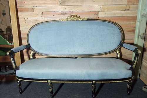 Антикварный диван с бронзовыми накладками