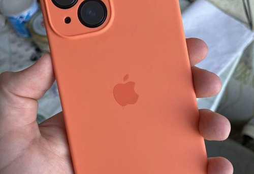 Оранжевый чехол на iPhone 15