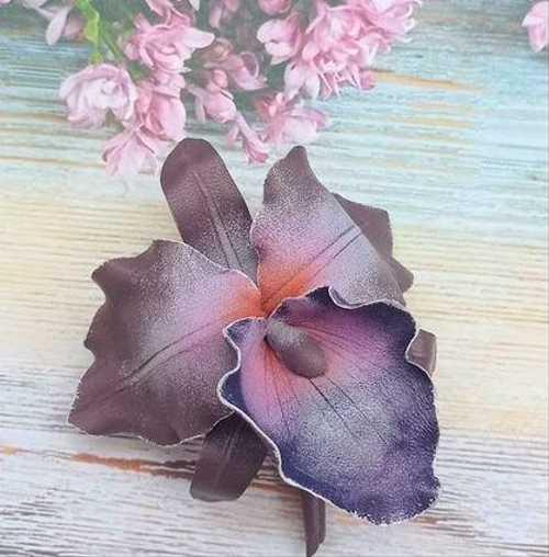 Брошь цветок из кожи орхидея. ежевичное парфе