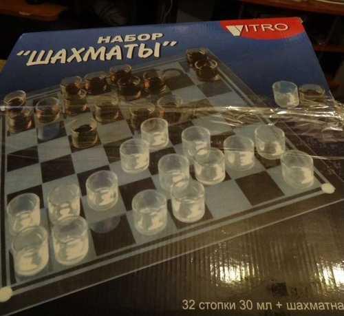 Шахматы рюмки с белым и черным рисунком
