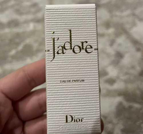 Dior J'adore, помада Rouge satin 720 icone