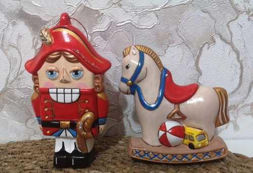 Щелкунчик с лошадкой - фарфоровые игрушки