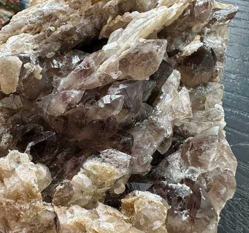 Раухтопаз на датолите посеченный папиршпатом