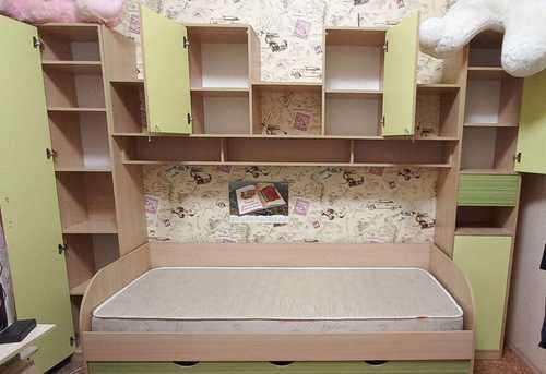 Мебель в детскую.Кровать,шкафы(2шт.), полка