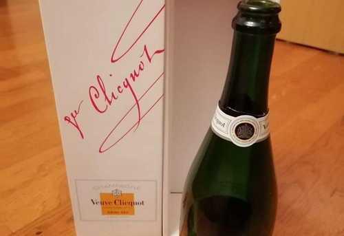 Коробка и бутылка от шампанского "Вдова Клико"