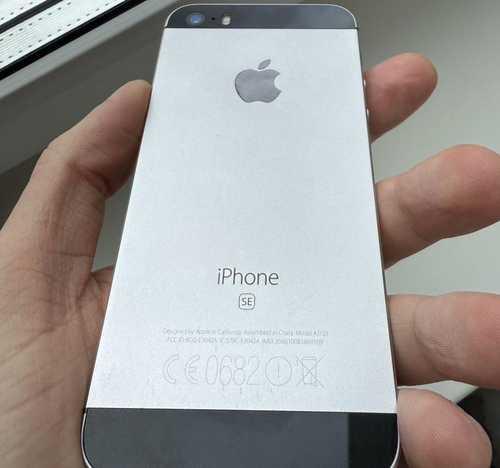 iPhone SE, 128 ГБ