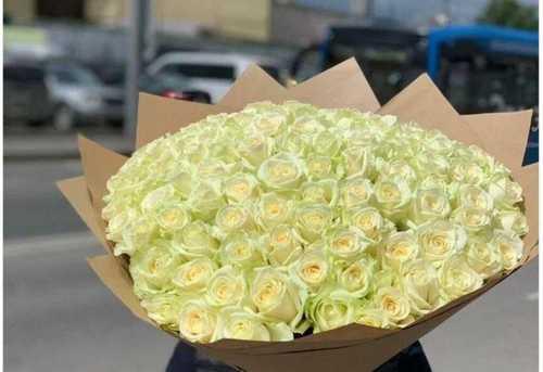 Букет из 101 белой розы 70 см в крафт бумаге