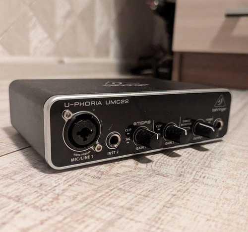 Звуковая карта behringer umc22