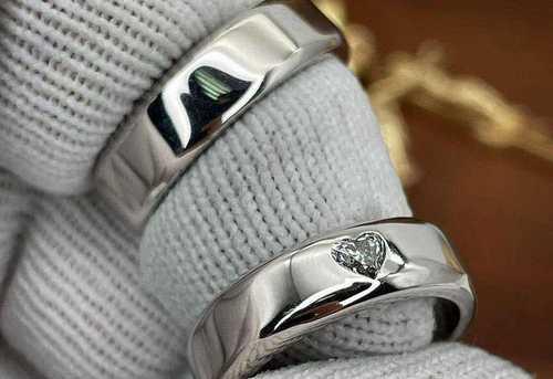 Золотые обручальные кольца с бриллиантом