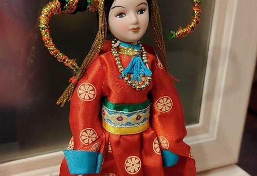 Кукла фарфоровая