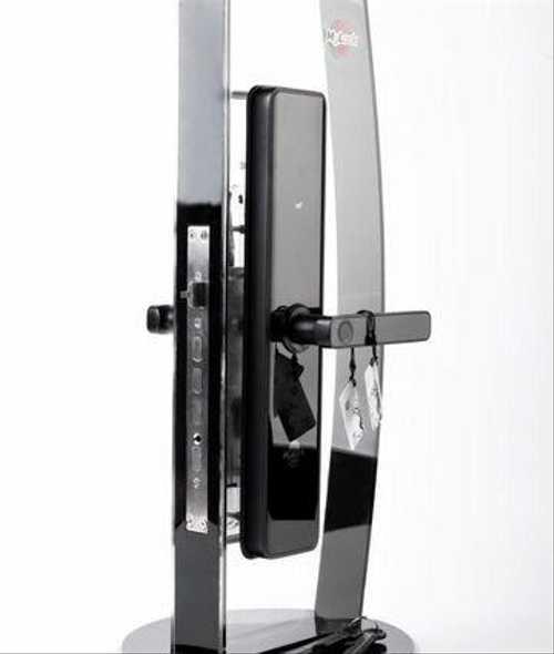 Биометрический замок на металлическую дверь