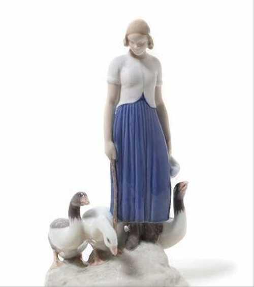 Фарфоровая фигура Девушка с гусями. Bing & Grondah