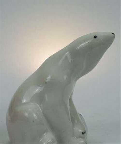 Фарфоровая статуэтка белый медведь