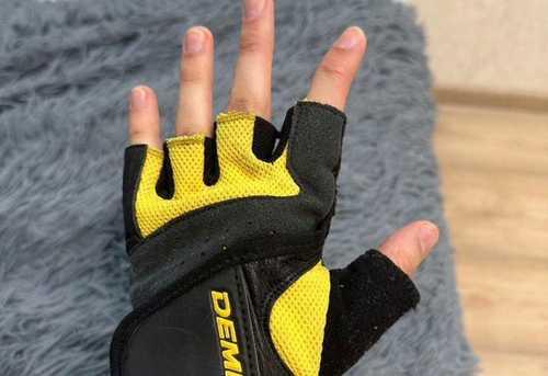Спортивные перчатки для силовых тренировок demix
