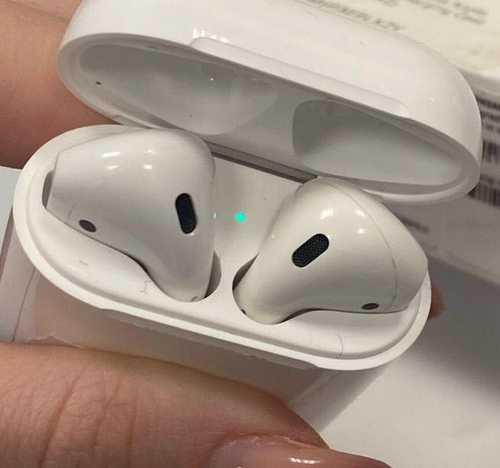 AirPods with Charging Case (MV7N2)