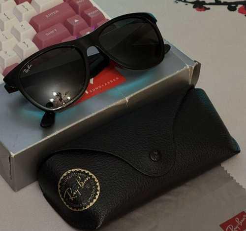 Солнцезащитные очки Ray Ban