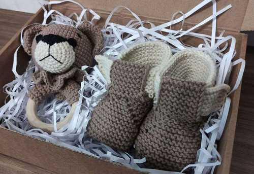 Подарочный бокс новорожденному, игрушки, носки