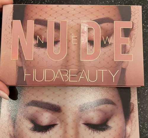 Палетка теней huda beauty