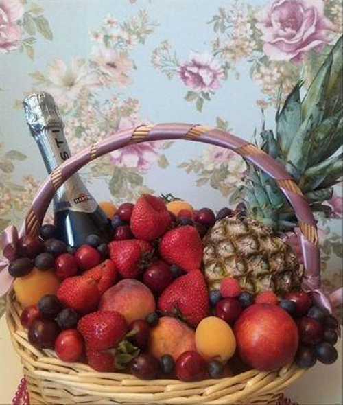 Фото корзина с фруктами и шампанским
