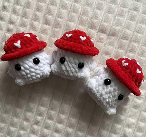 Вязаная игрушка грибочек мухомор