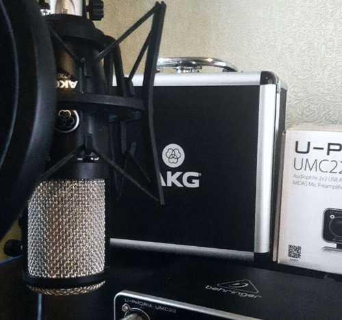 Студийный микрофон akg p220 + behringer UMC22