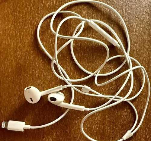 Наушники Apple EarPods с разъёмом Lightning