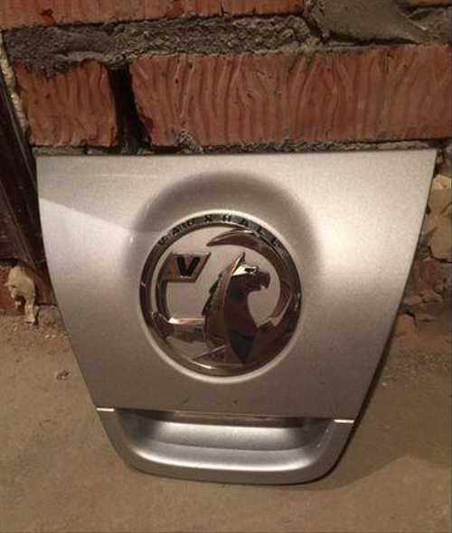 Кнопка багажника с эмблемой opel astra j