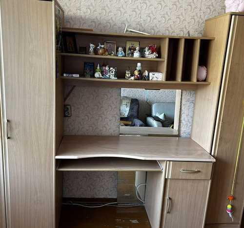 Писменный стол со шкафом