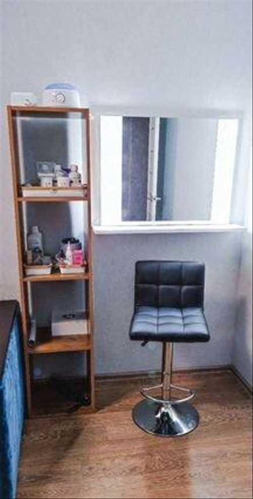 Полка настенная, барный стул и гримерное зеркало