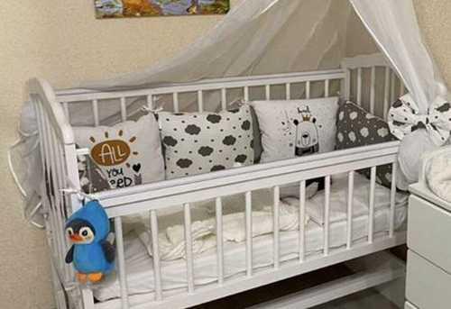 Детская кроватка с бортиками, матрасом и другое