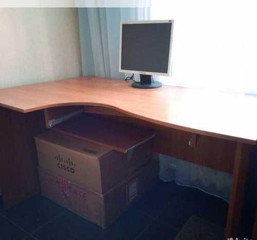 Компьютерный стол и компьютерная тумба-приставка д