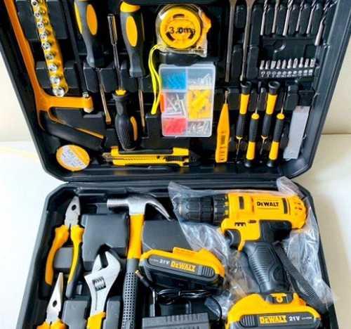 Шуруповерт Dewalt с большим набором инструментов