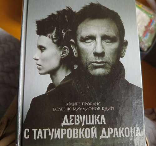 Девушка с татуировкой дракона