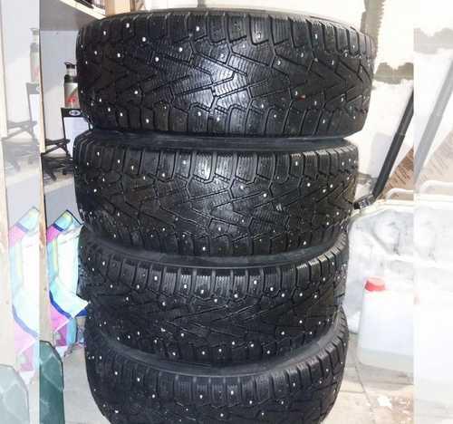 Pirelli Ice Zero 215/65 R16