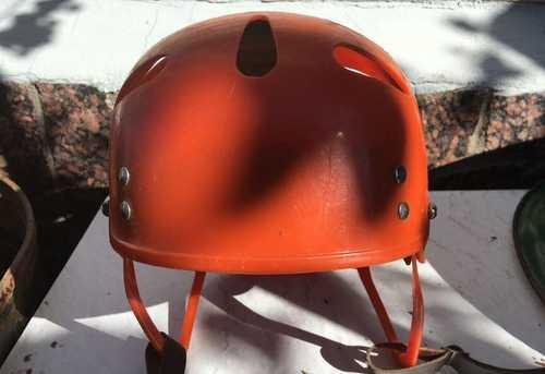 Хоккейный шлем детский и шайба из СССР