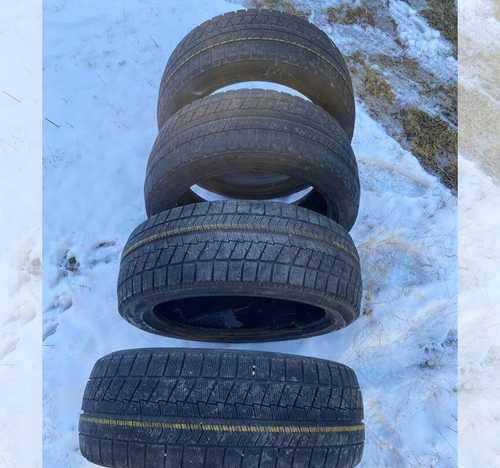 Bridgestone Blizzak VRX 215/45 R17