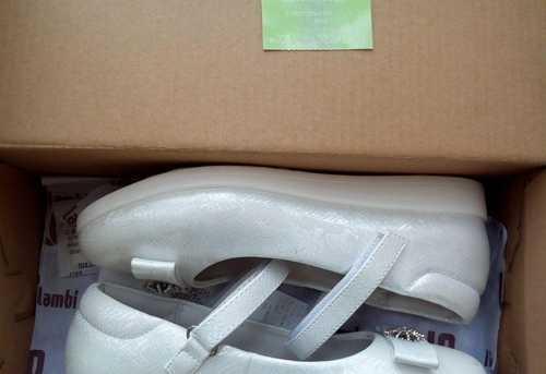 Белые нарядные туфли