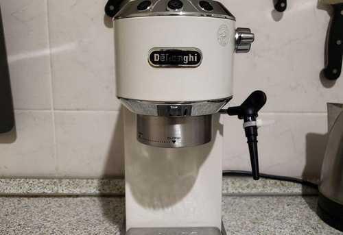 Рожковая кофеварка Delonghi EC685. M White