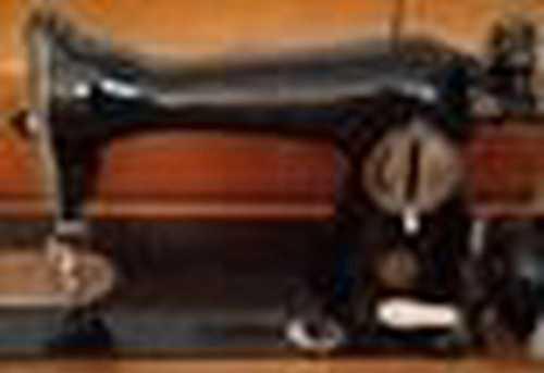 Швейная машинка ручная с деревянным футляром